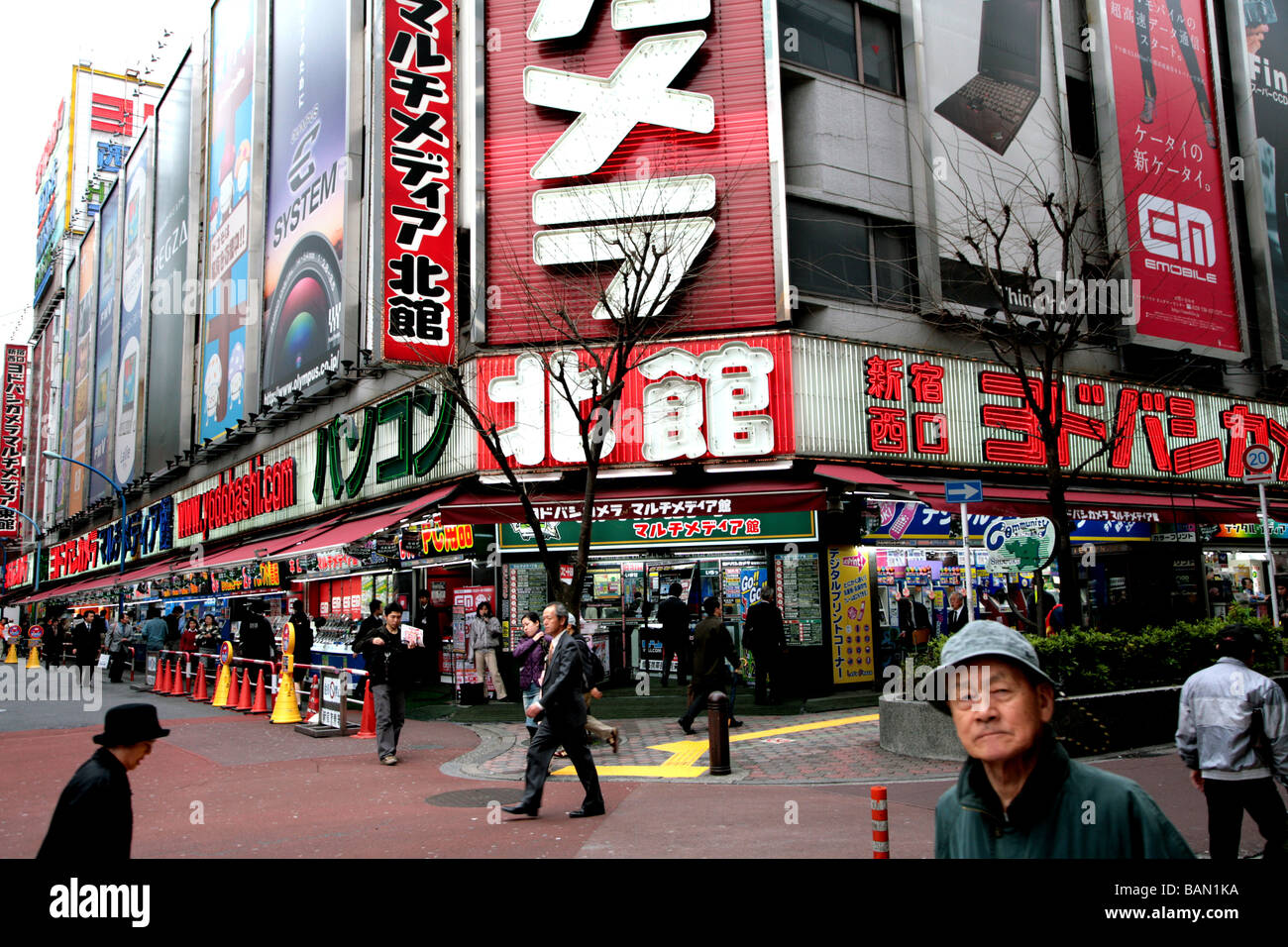 Busy life in the streets of Tokyo in the Shinjuku area Stock Photo - Alamy
