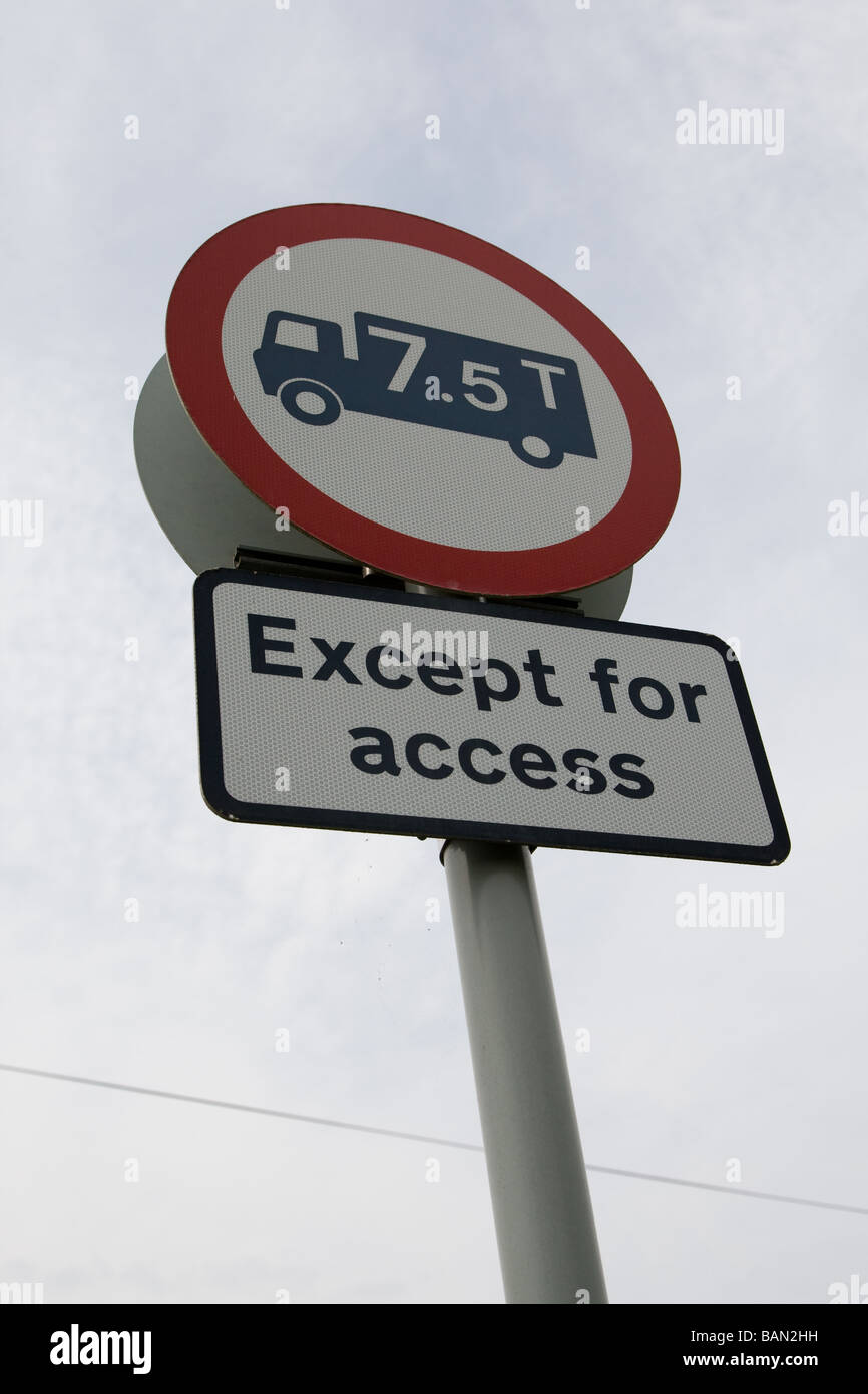 Warning sign - maximum weight of vehicles Stock Photo - Alamy