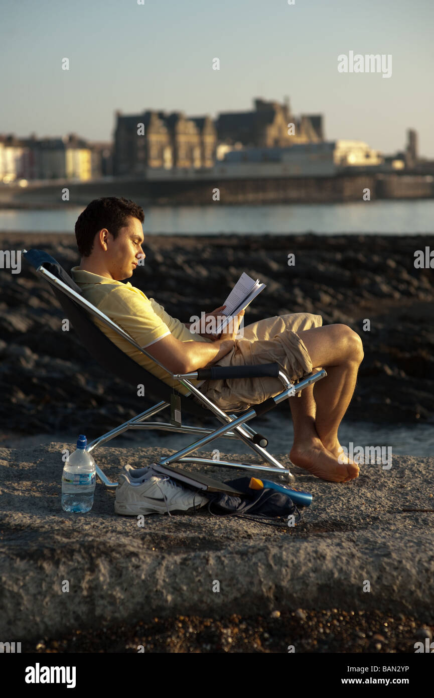 Reading on the beach chair hi-res stock photography and images - Alamy