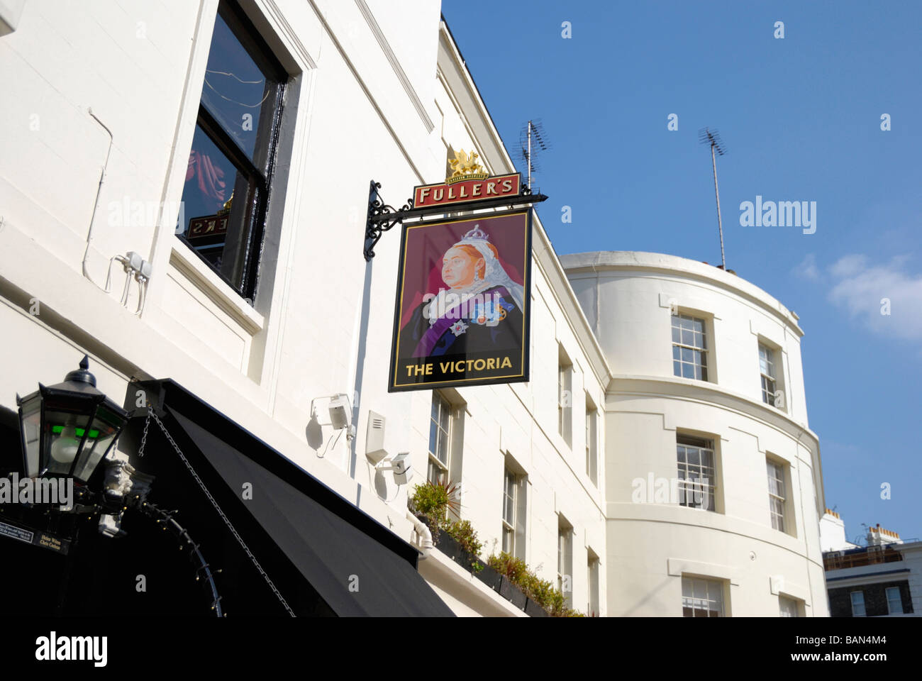 Queen victoria pub hi-res stock photography and images - Alamy