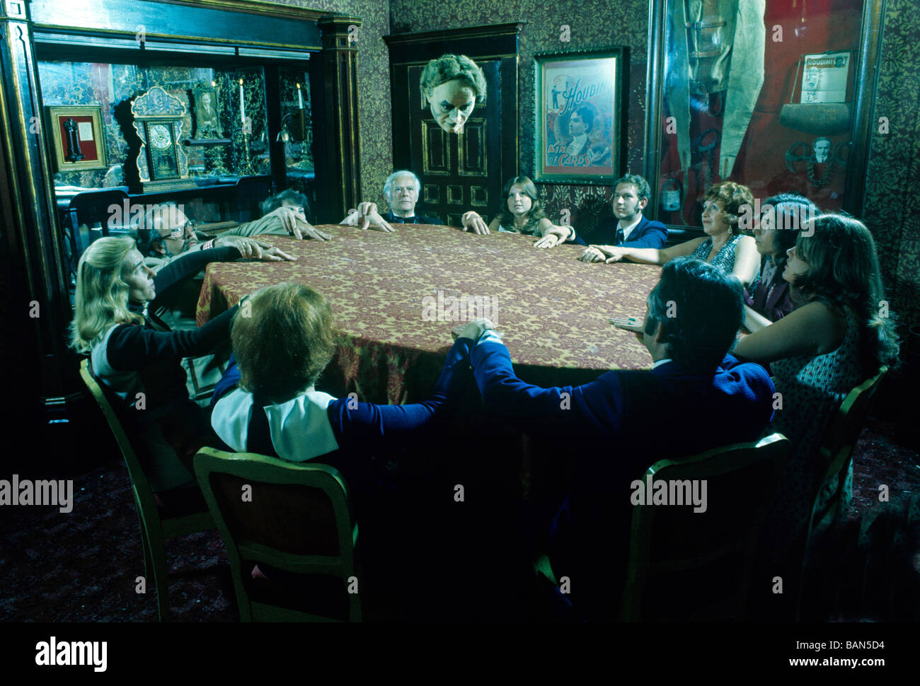 Seance with table turning hi-res stock photography and images - Alamy