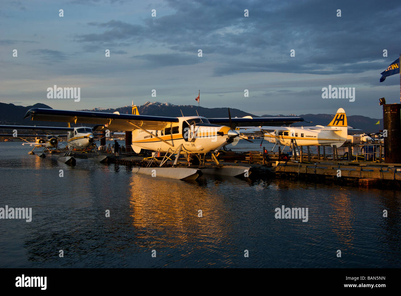 Float plane dock hi-res stock photography and images - Alamy
