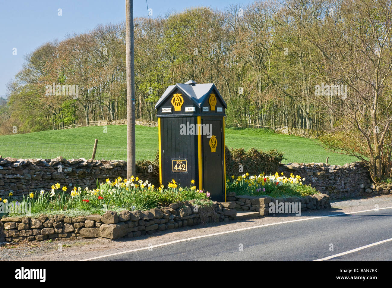 Old AA telephone box at the road side near Aysgarth, Wensleydale, North ...