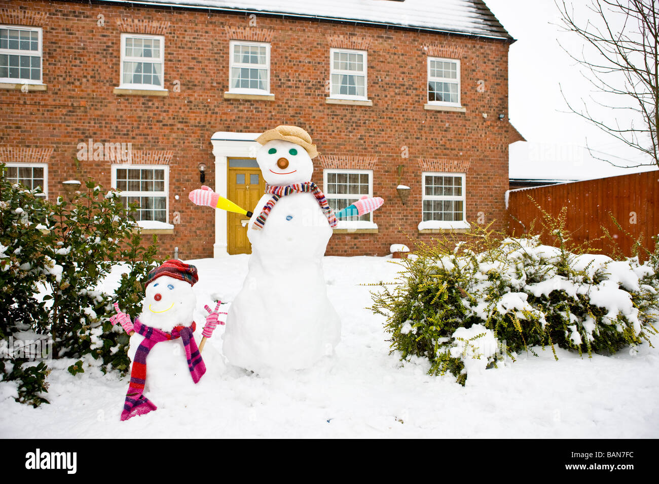 Snowman outside house hi-res stock photography and images - Alamy