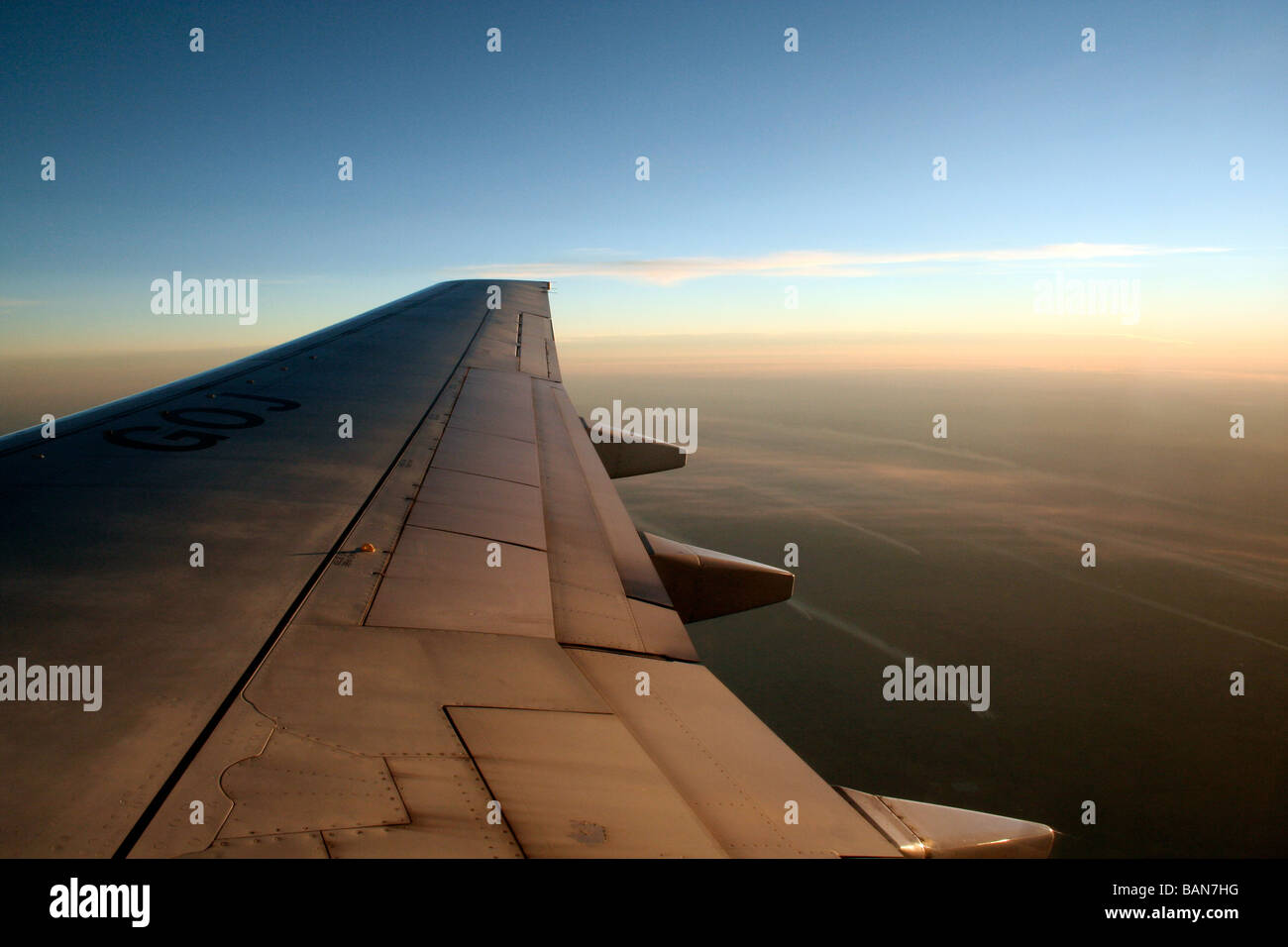 Wing boeing 737 800 above hi-res stock photography and images - Alamy