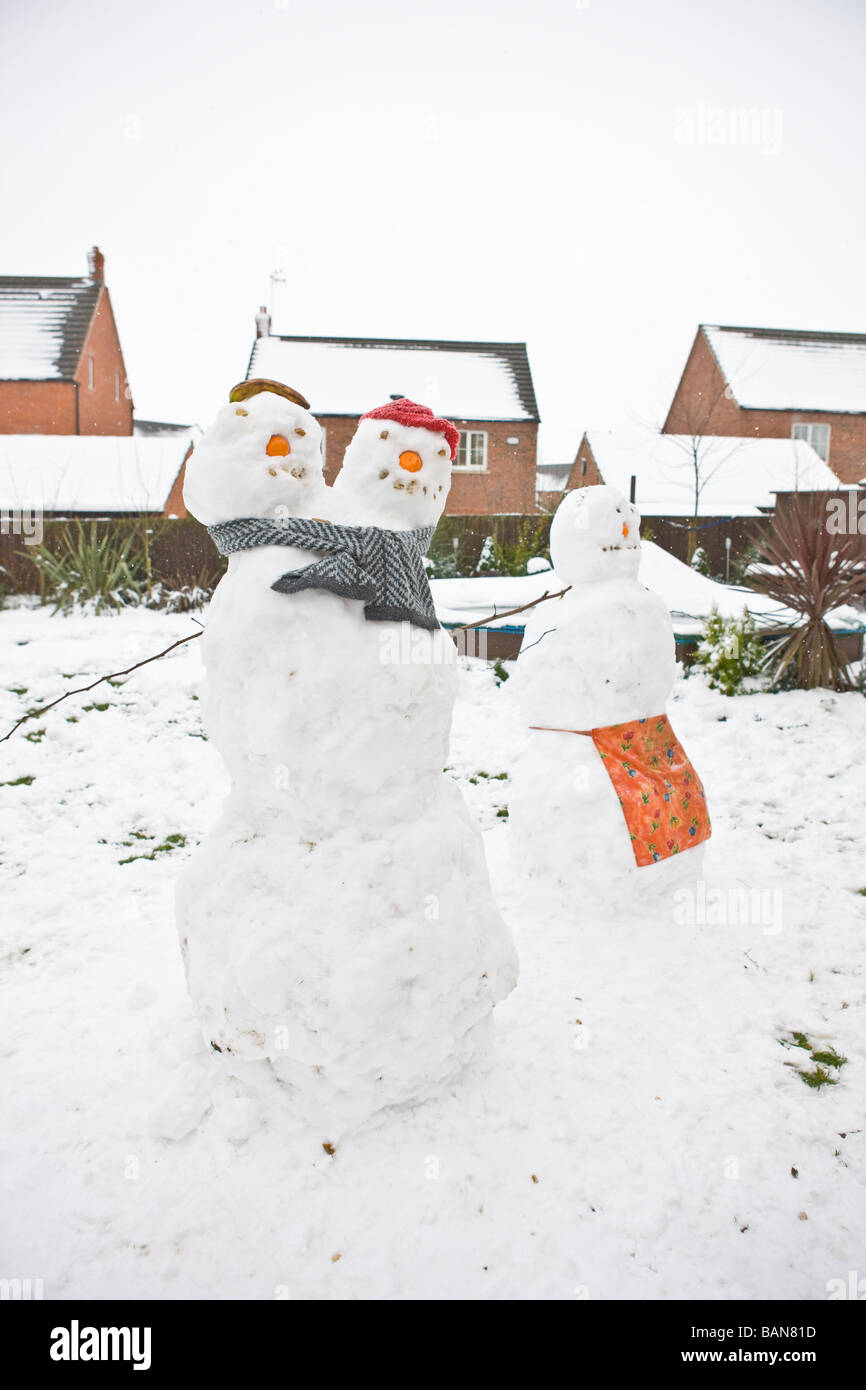 Snowman outside house hi-res stock photography and images - Alamy