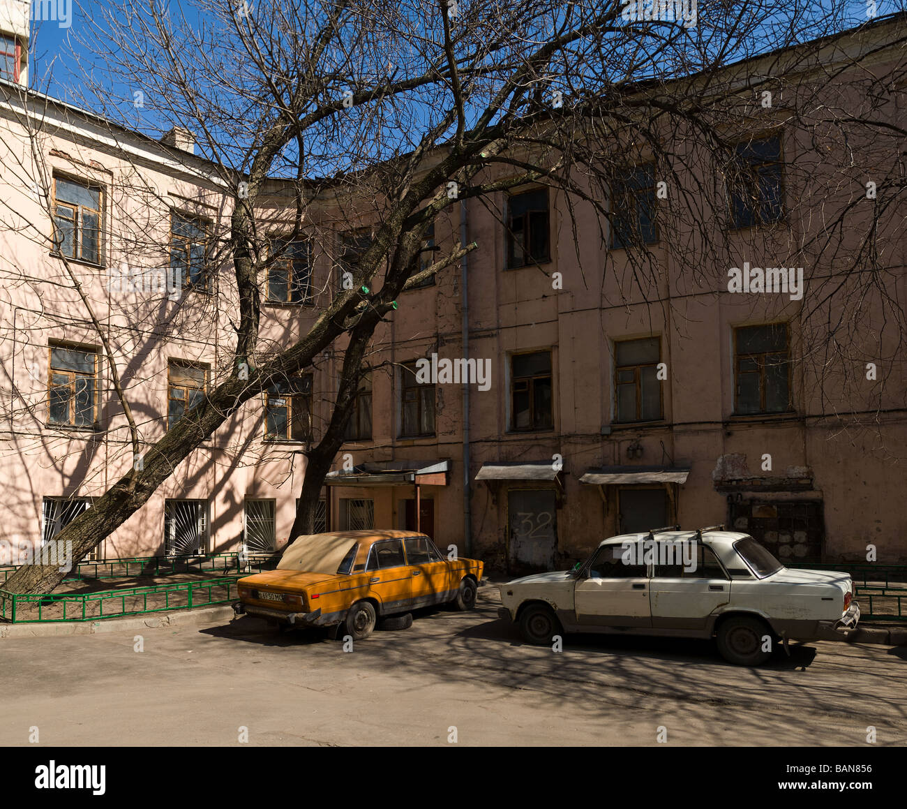 An old Moscow courtyard with derelict cars Stock Photo - Alamy