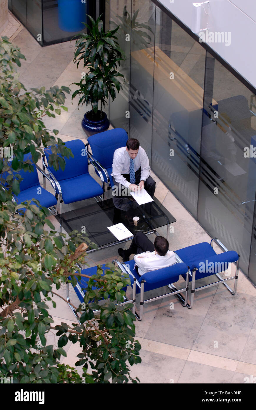 Atrium seating hi-res stock photography and images - Alamy