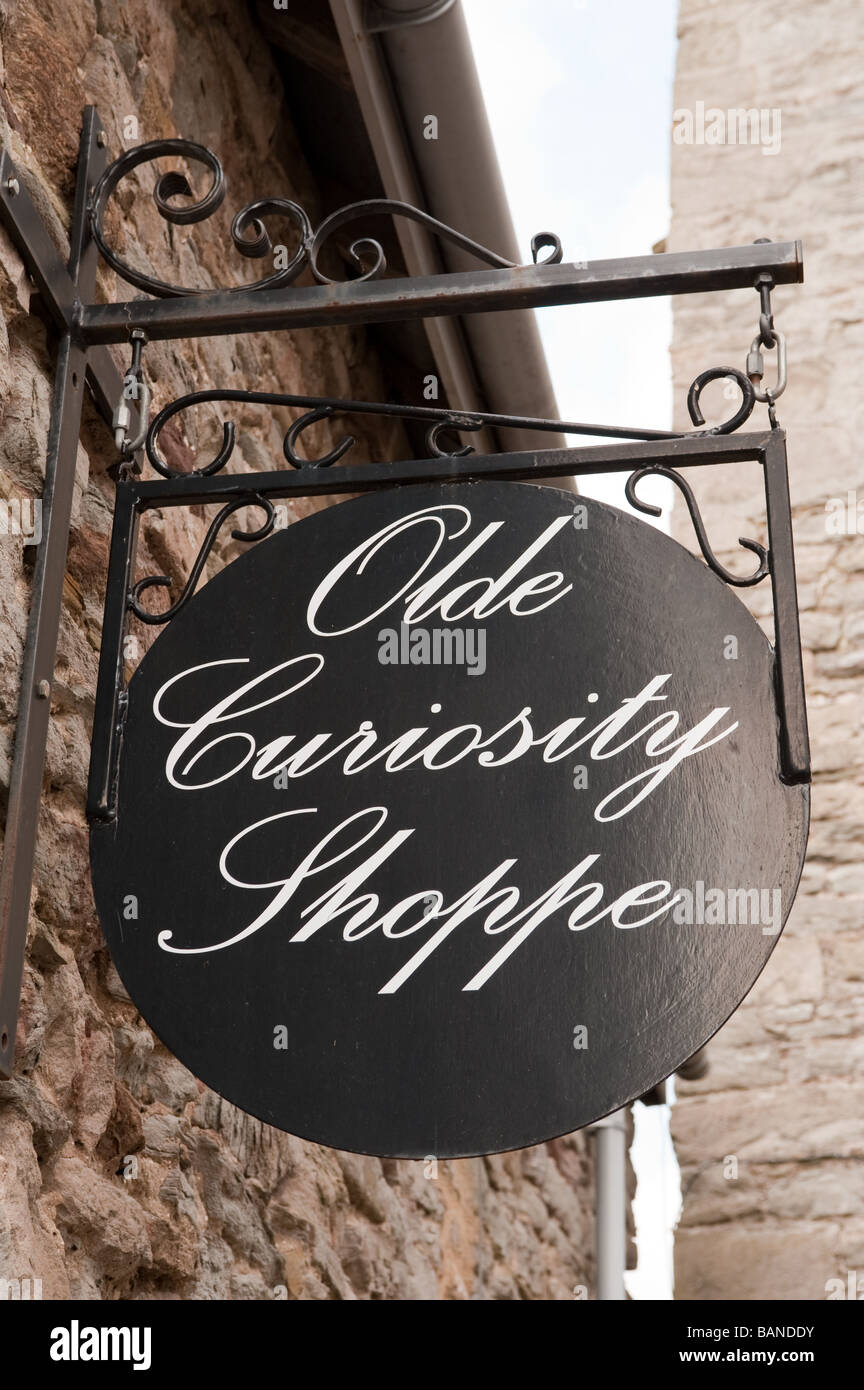 Olde Curiosity Shoppe sign Hay on Wye Stock Photo - Alamy
