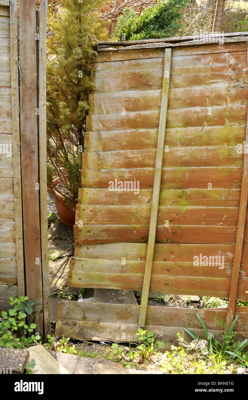 Broken fence hi-res stock photography and images - Alamy