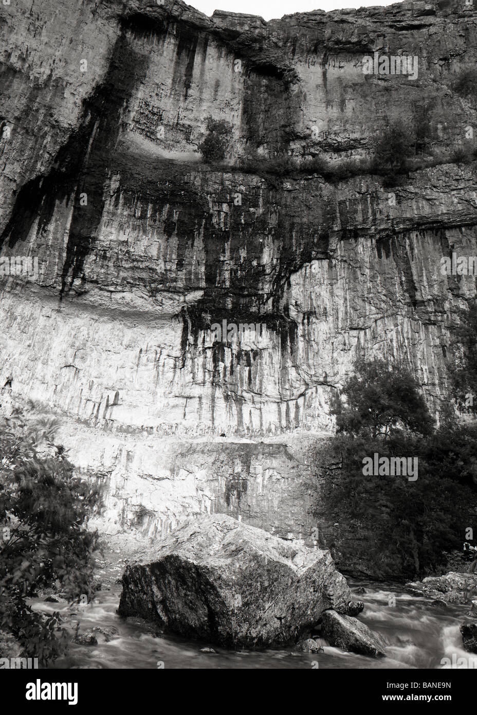 Rock climbing at malham hi-res stock photography and images - Alamy