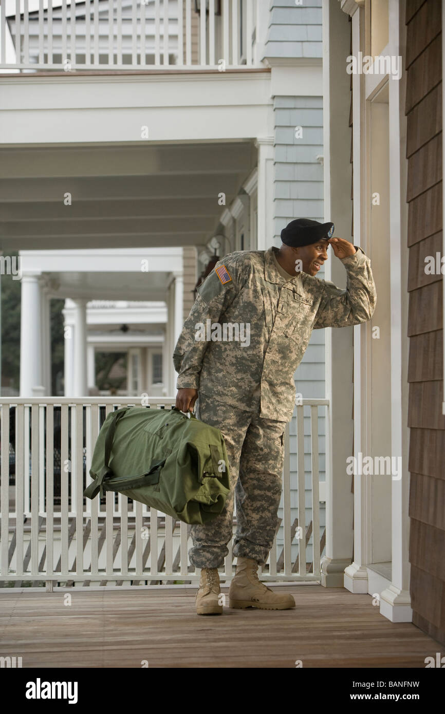 African soldier saluting hi-res stock photography and images - Alamy
