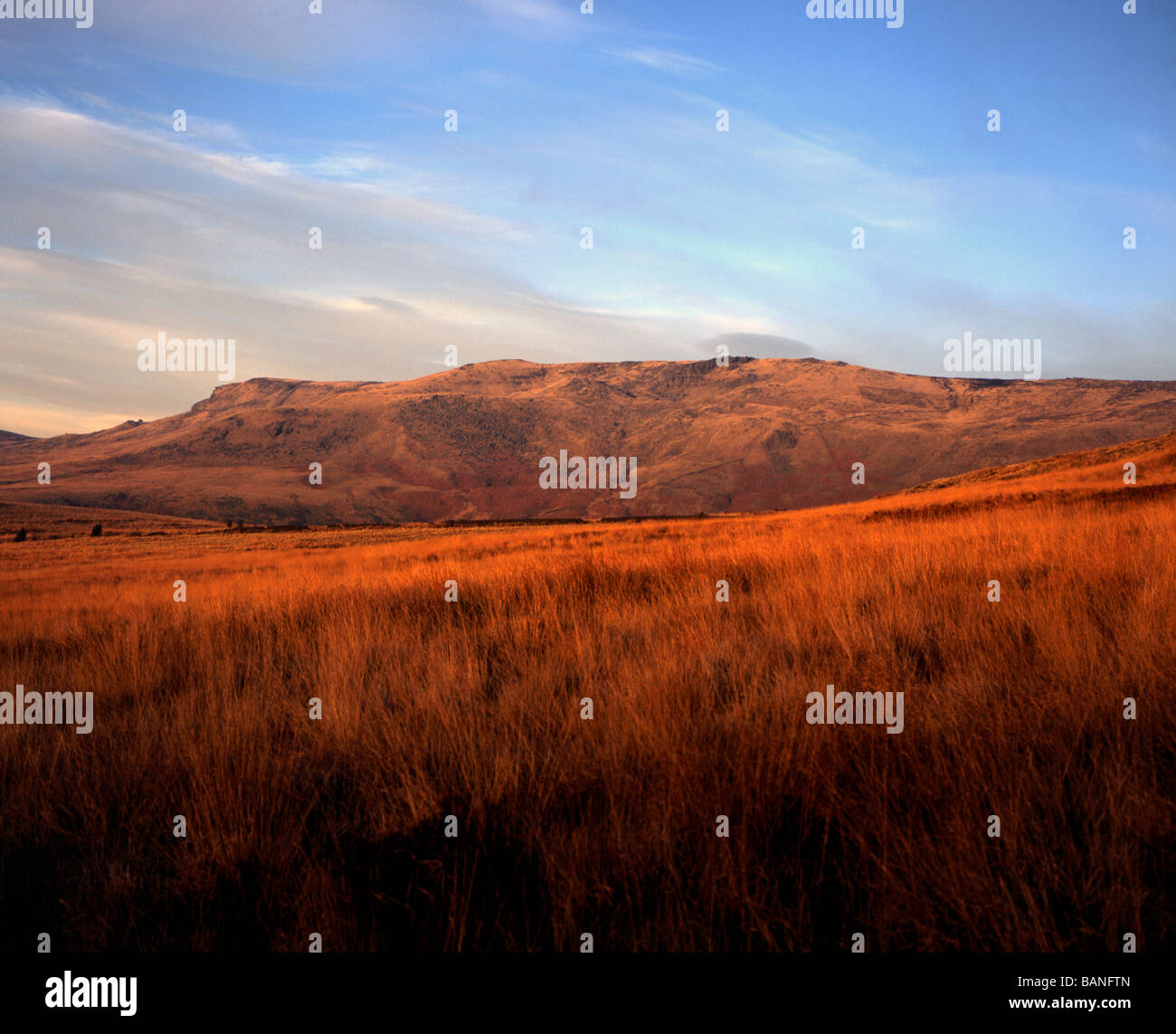 Kinder Scout Western Edges and Kinder Low from the path to Edale Cross ...