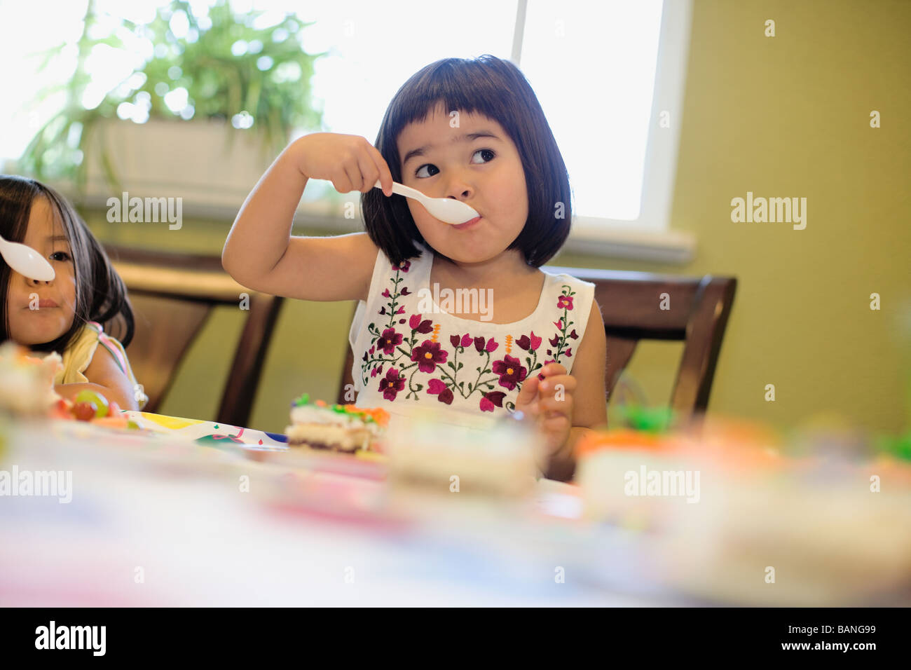 Asian girls eating cake Stock Photo - Alamy