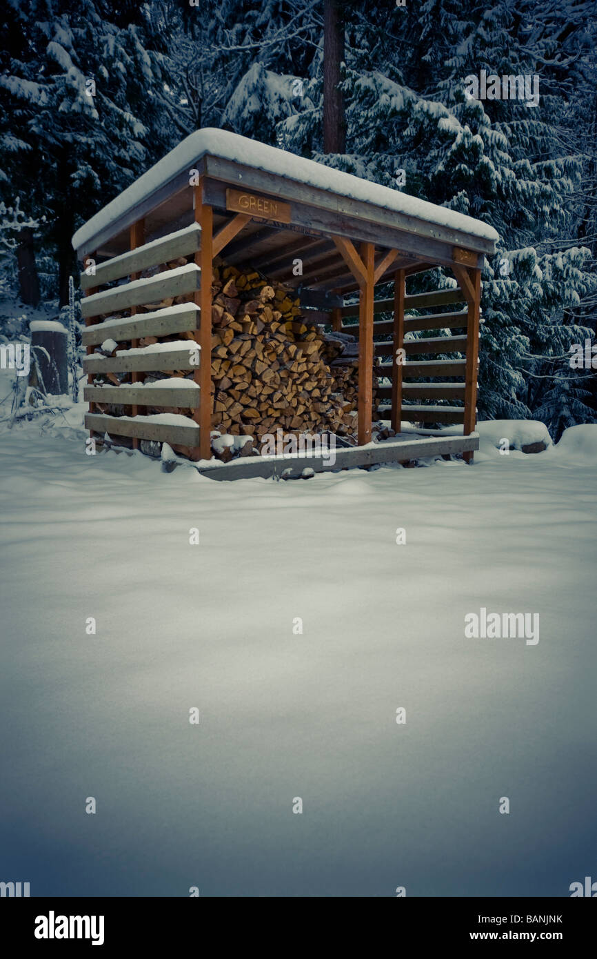 Wood shack filled with chopped wood Stock Photo - Alamy