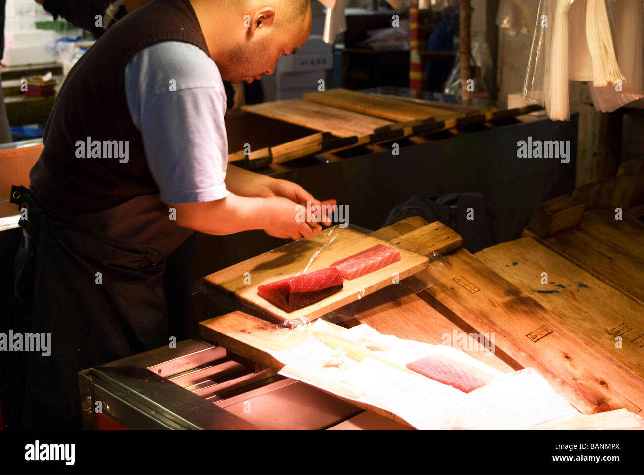 Cutting tuna, Tokyo fish market Stock Photo - Alamy