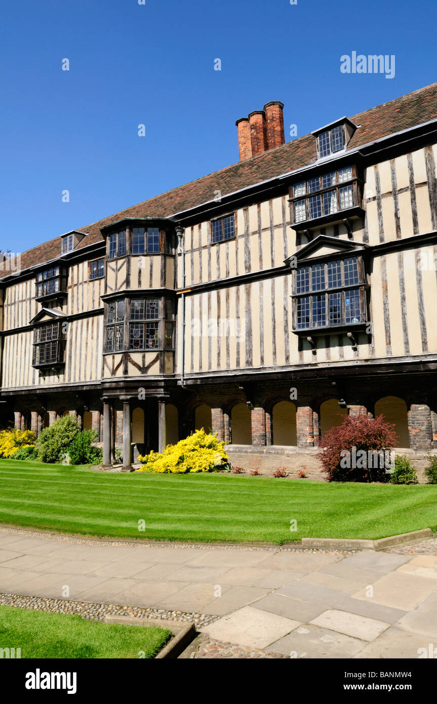 Cloister Court , Queens College Cambridge England Uk Stock Photo - Alamy