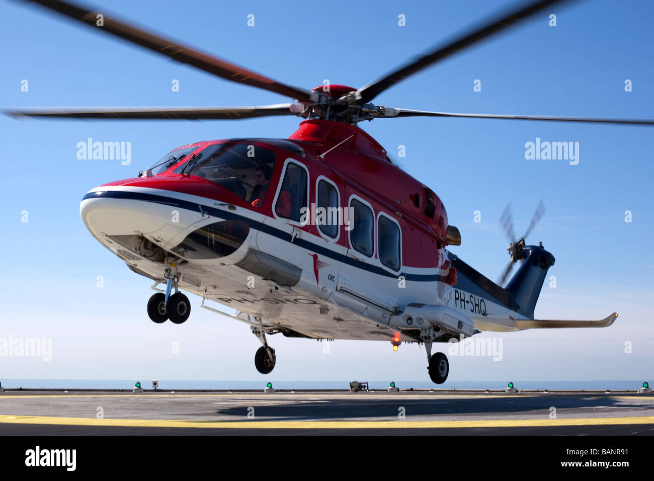 Helicopter landing hi-res stock photography and images - Alamy
