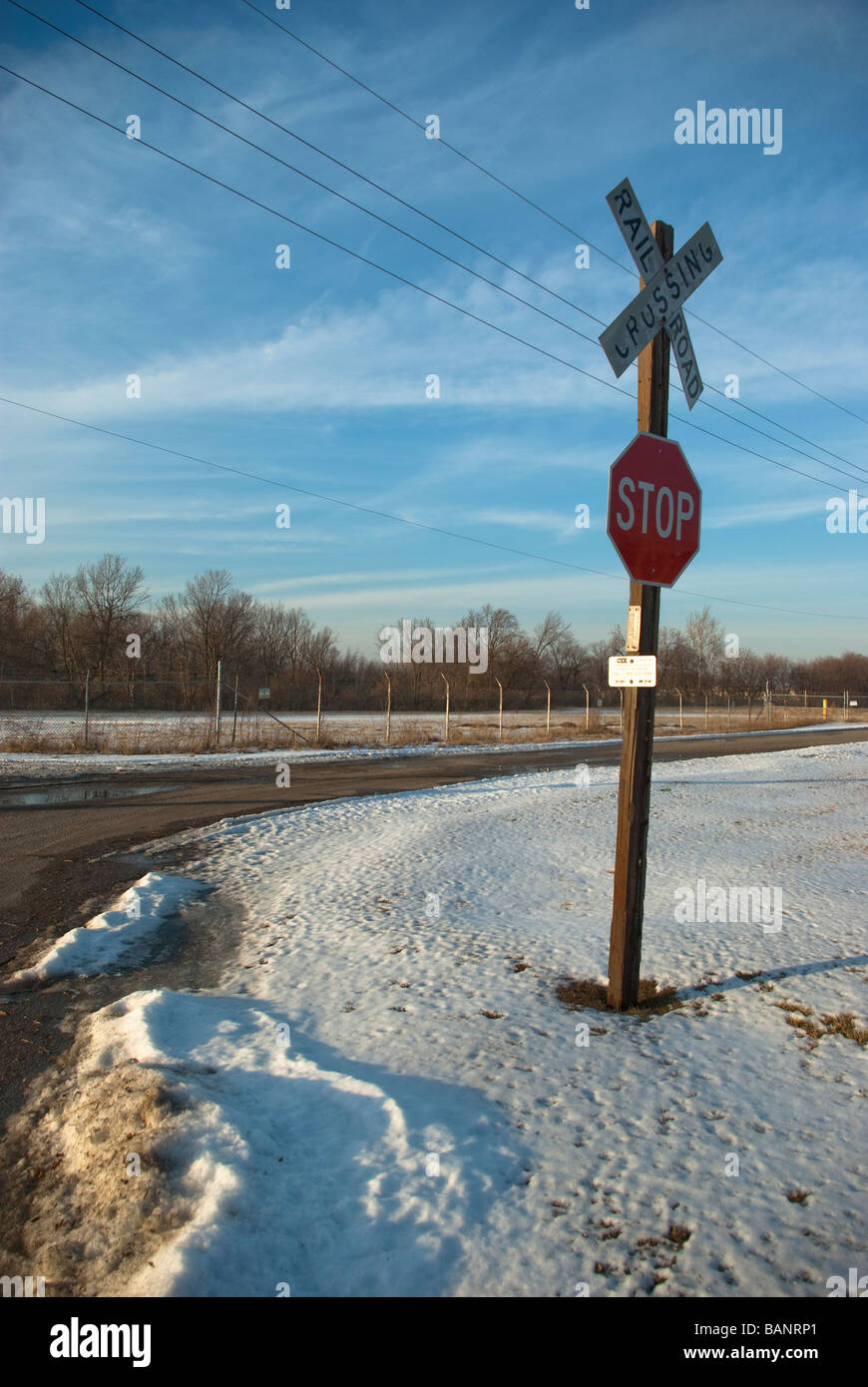 Abandoned railroad crossing sign hi-res stock photography and images ...