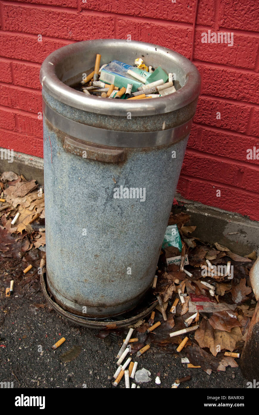 Messy ashtray hi-res stock photography and images - Alamy