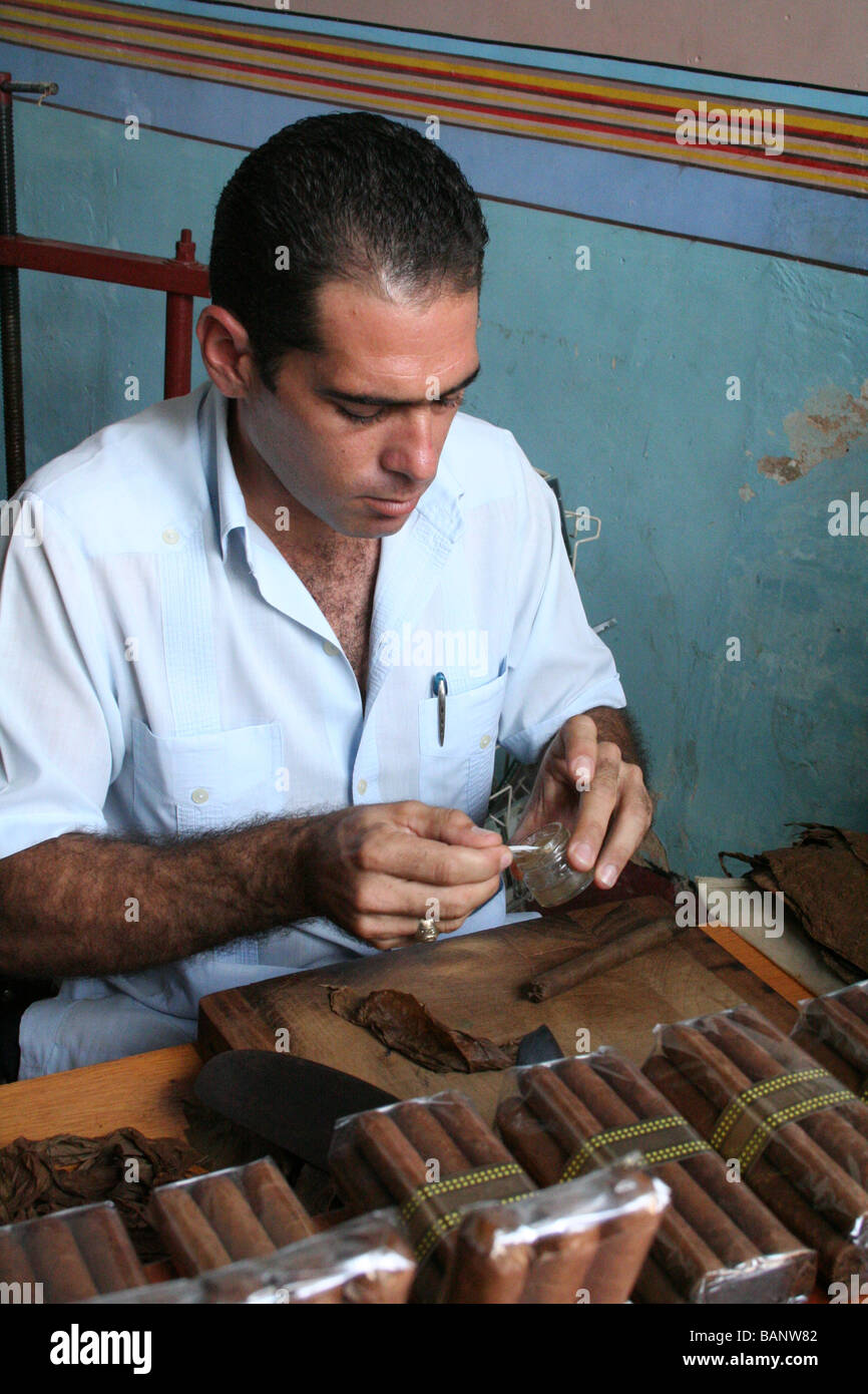 Cigar maker hi-res stock photography and images - Alamy