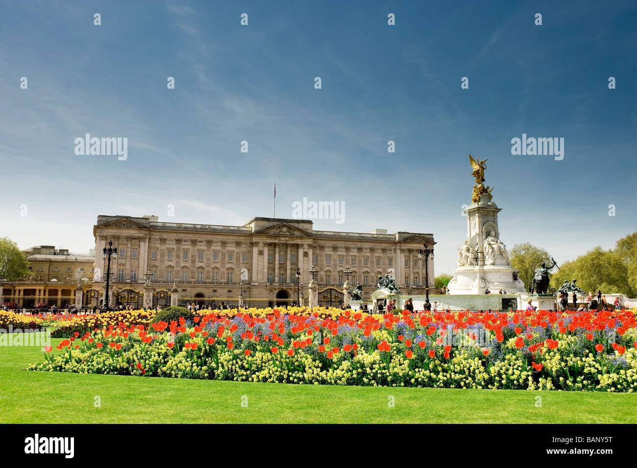 Buckingham palace exterior hi-res stock photography and images - Alamy