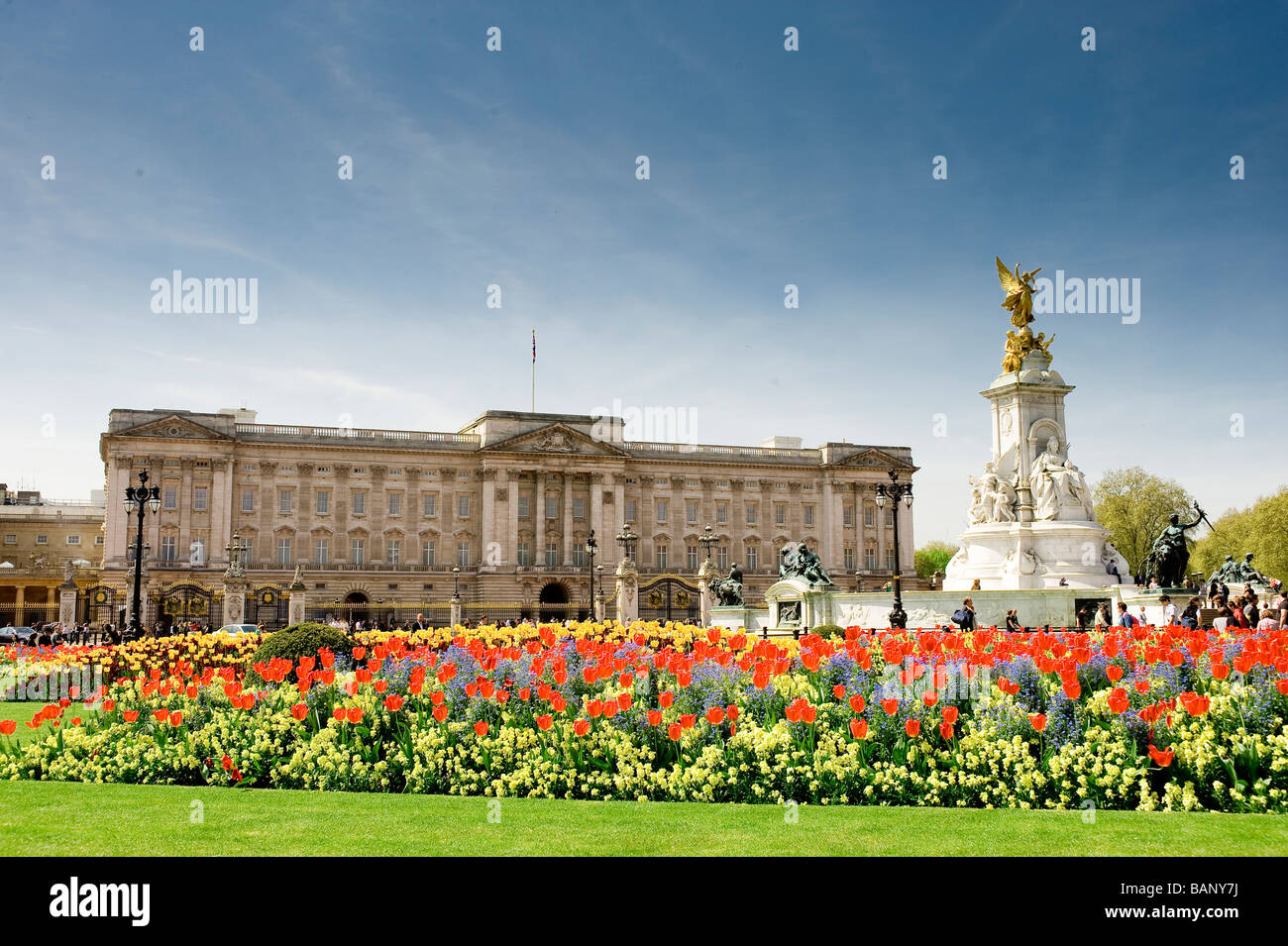 Buckingham palace exterior hi-res stock photography and images - Alamy