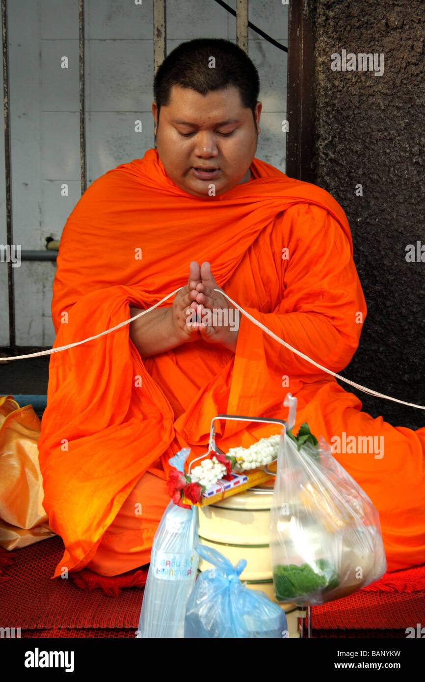 Thai buddhist monk chanting Stock Photo - Alamy