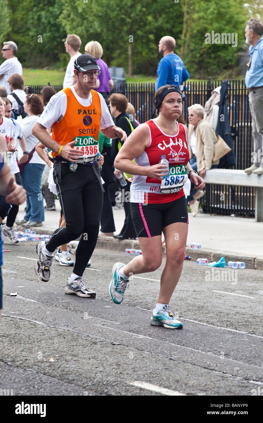 Athletes running the Flora London Marathon 2009 at Mudchute mile 17 ...