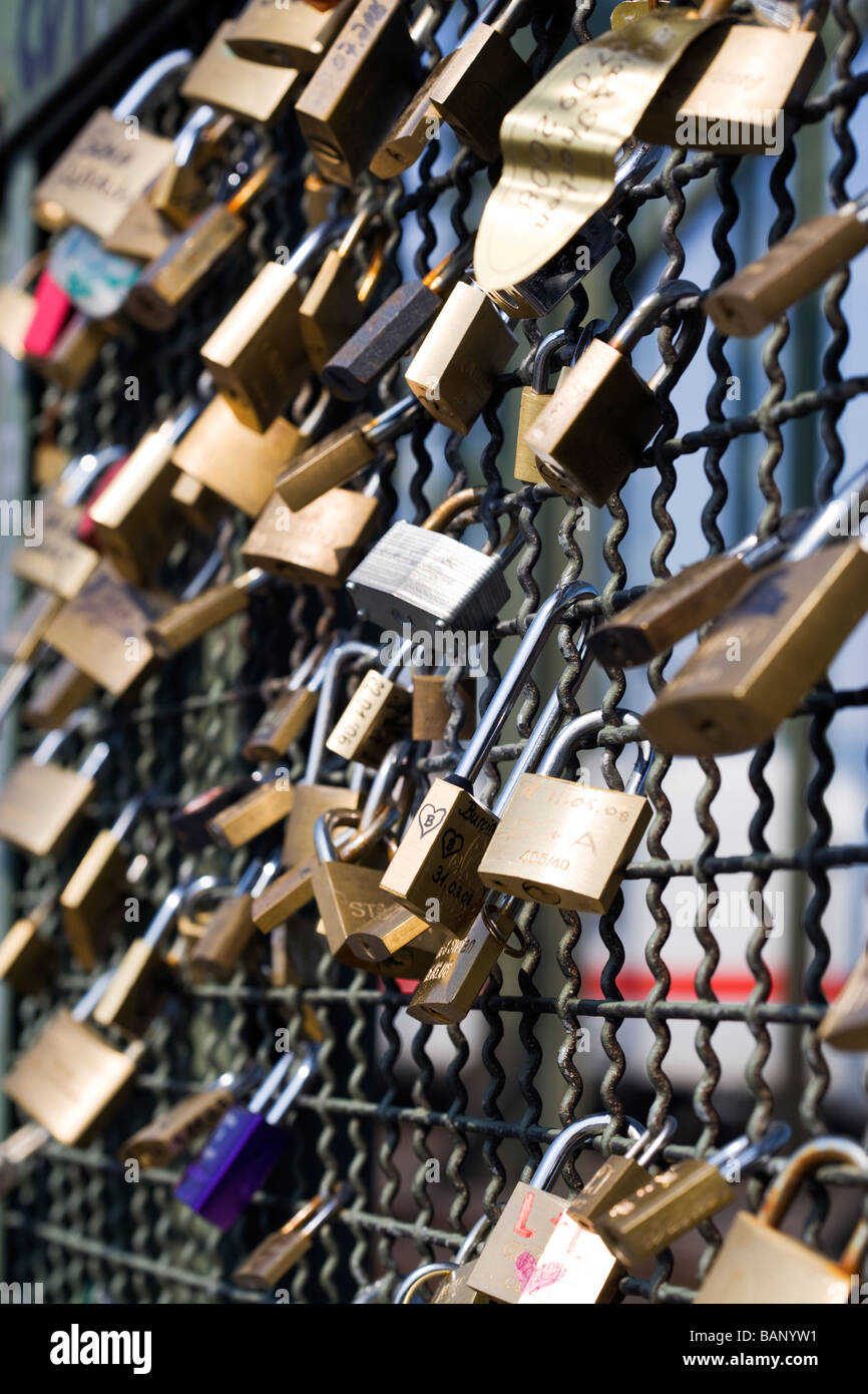 padlocks on fence of footpath of Hohenzollern railway bridge, Cologne ...