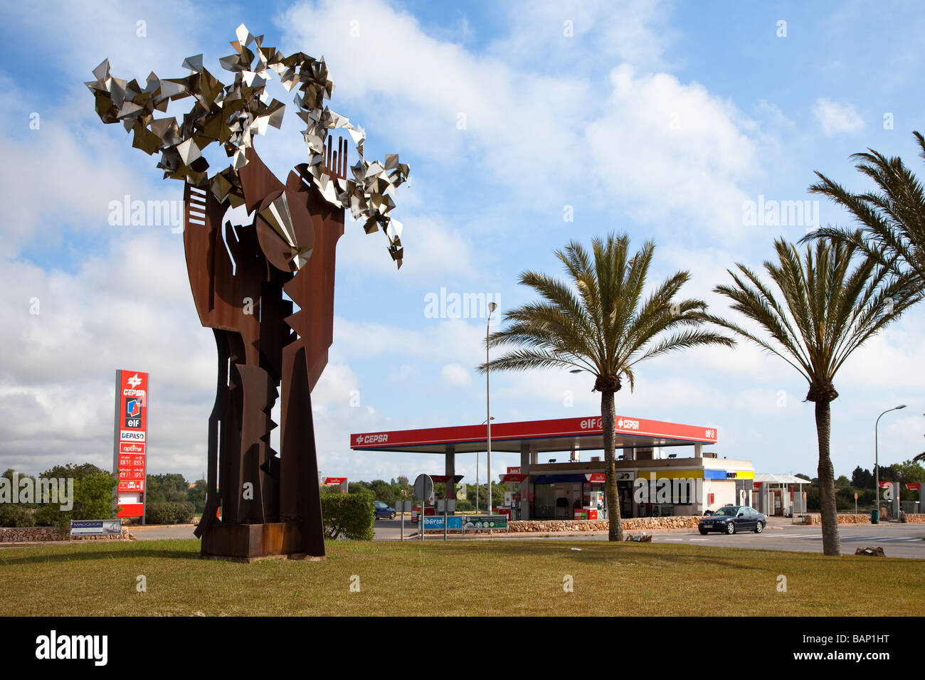 Sculpture on roundabout hi-res stock photography and images - Alamy