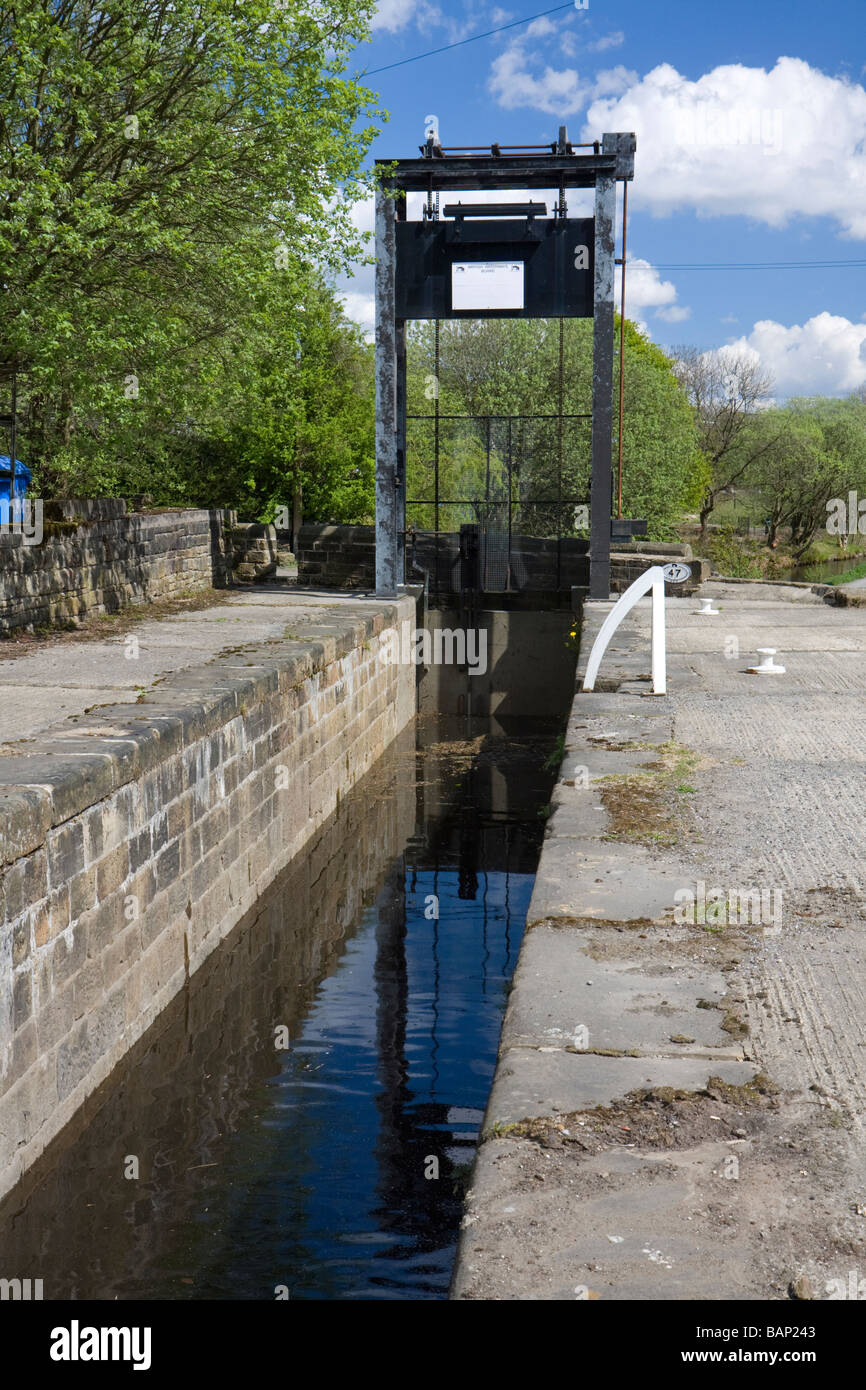 Guillotine lock on Huddersfield Narrow Canal at Slaithwaite, West ...