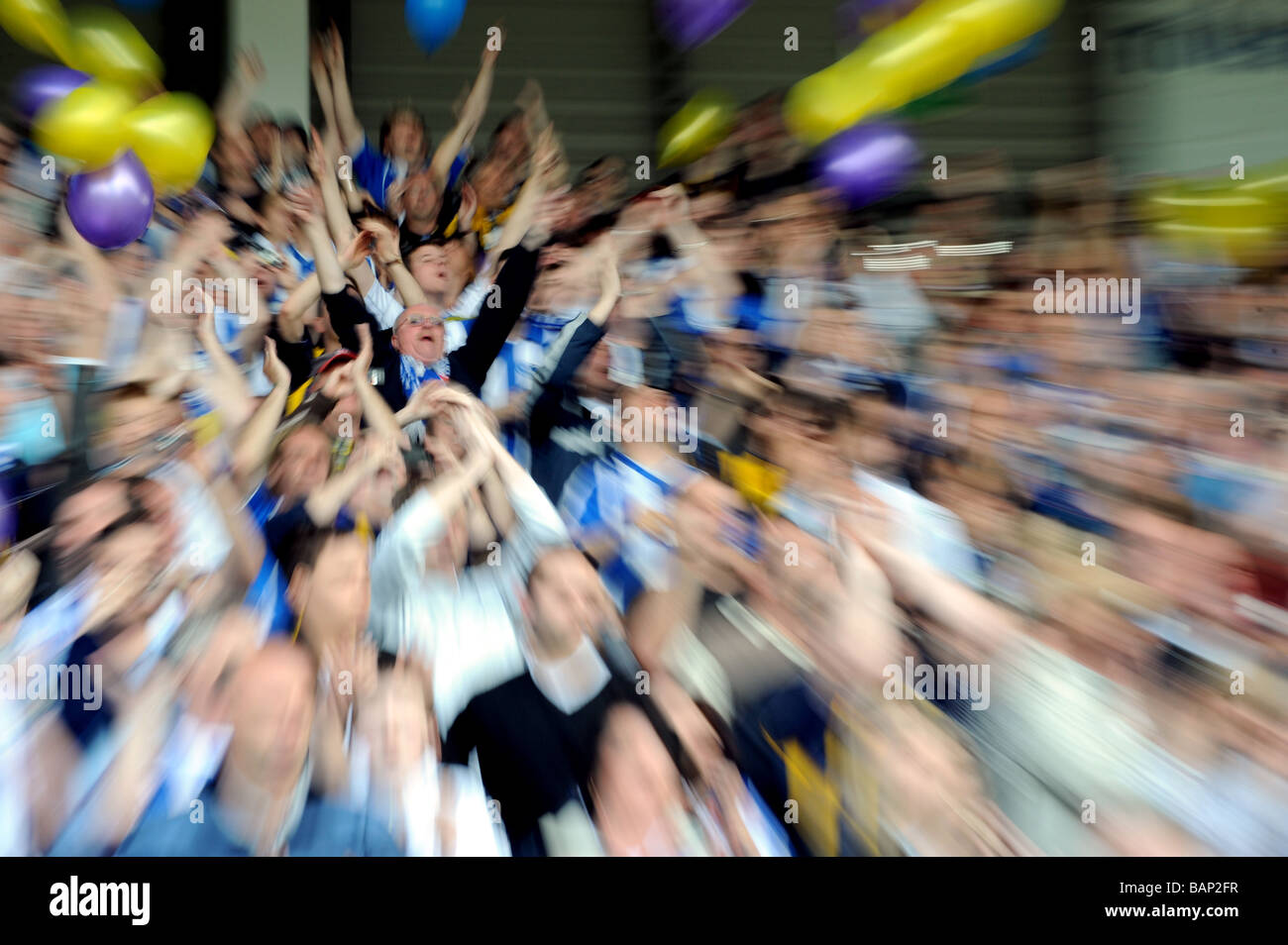 Clap hands football supporters hi-res stock photography and images - Alamy