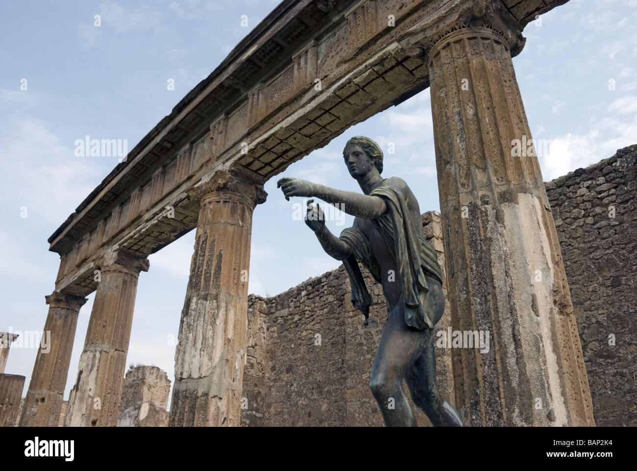Statue of apollo hi-res stock photography and images - Alamy