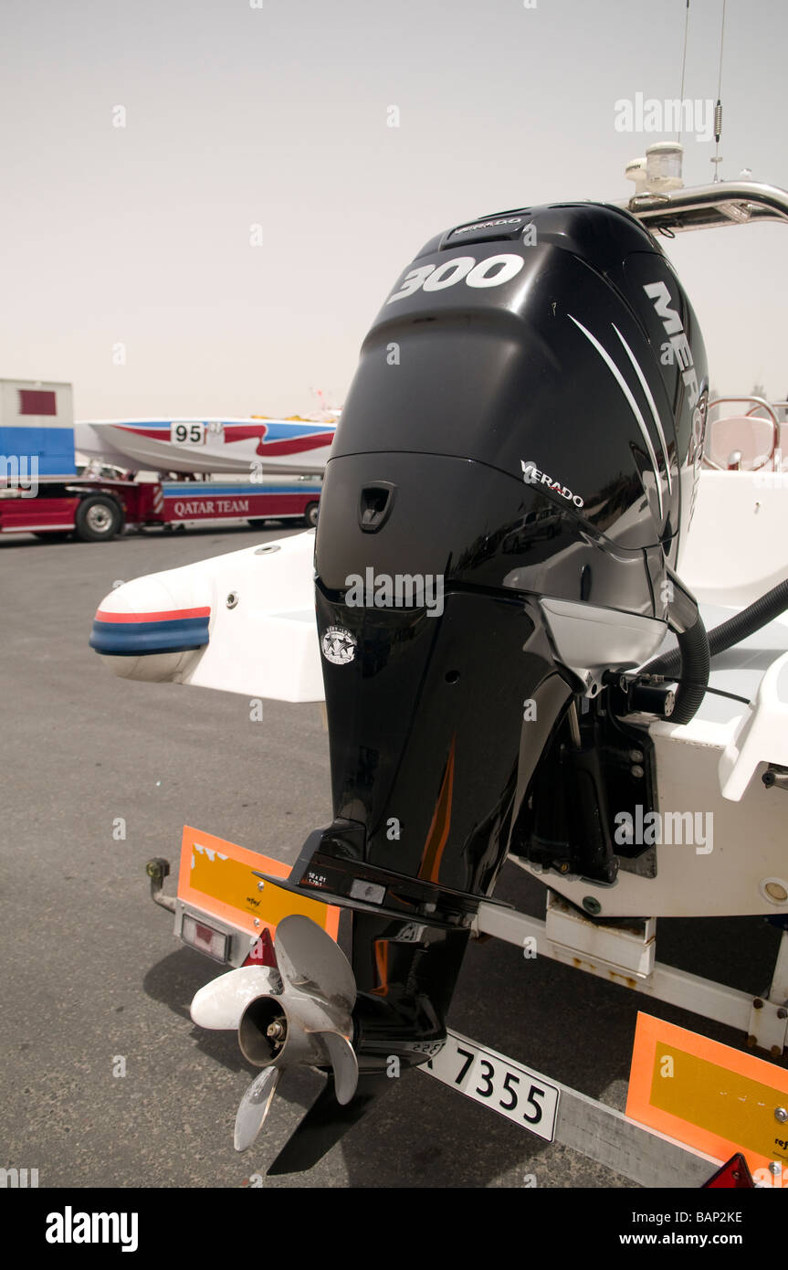 Qatar Power Boat team on the Corniche, Doha Preparing for launching in ...