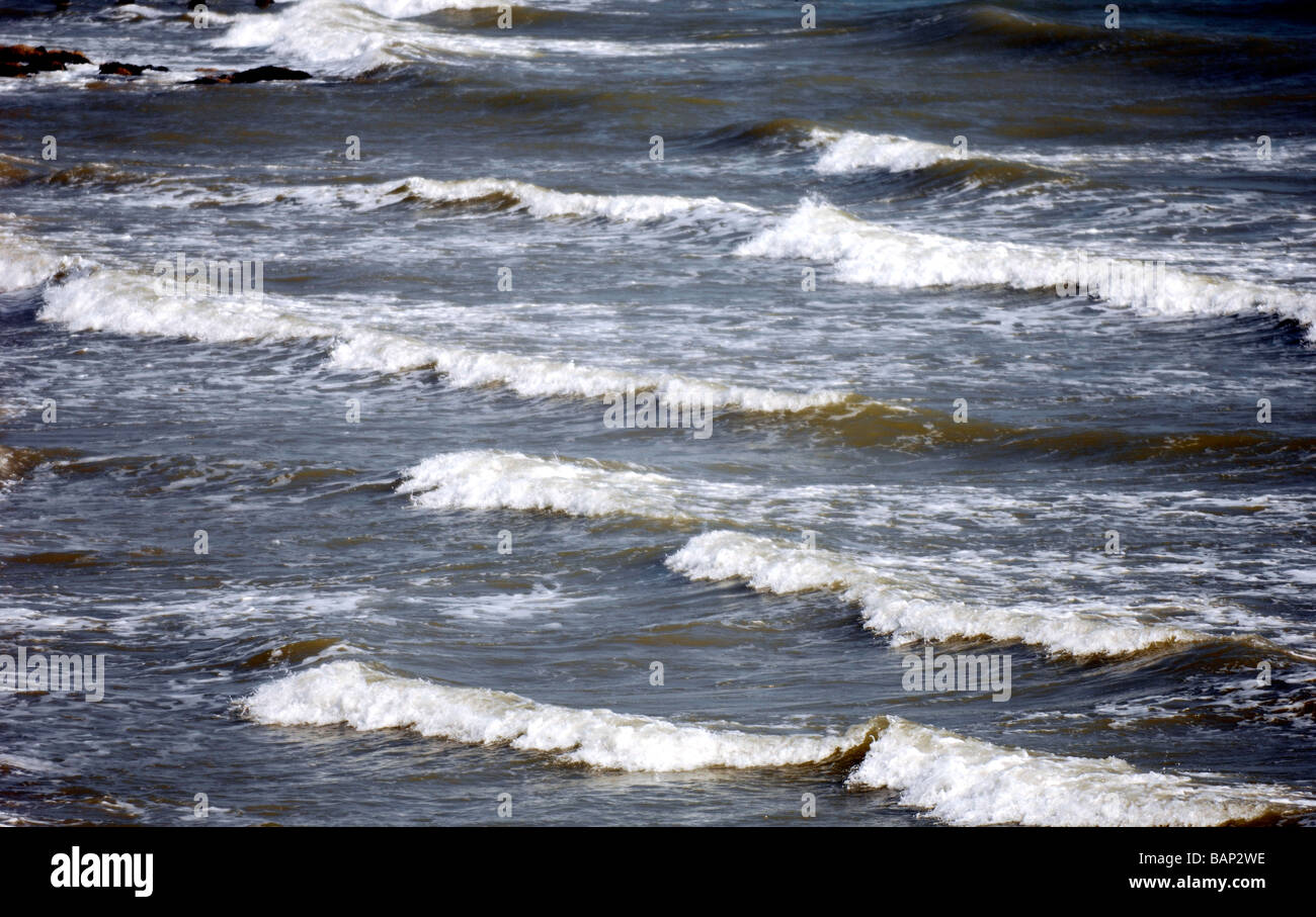 Waves roll in to the beach Stock Photo - Alamy