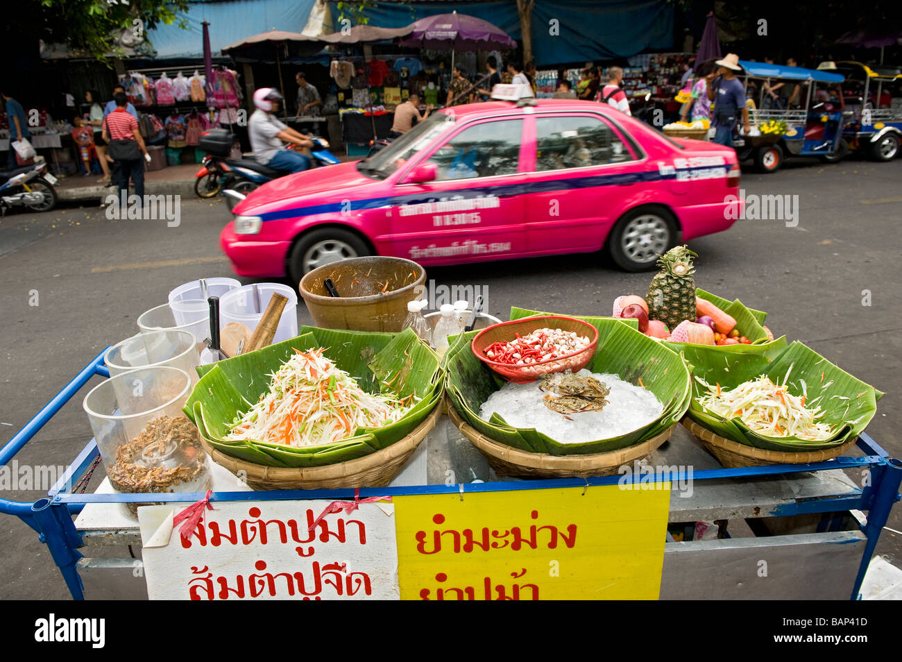 Streetside food vendors cart. Chatuchak Weekend Market, Bangkok ...
