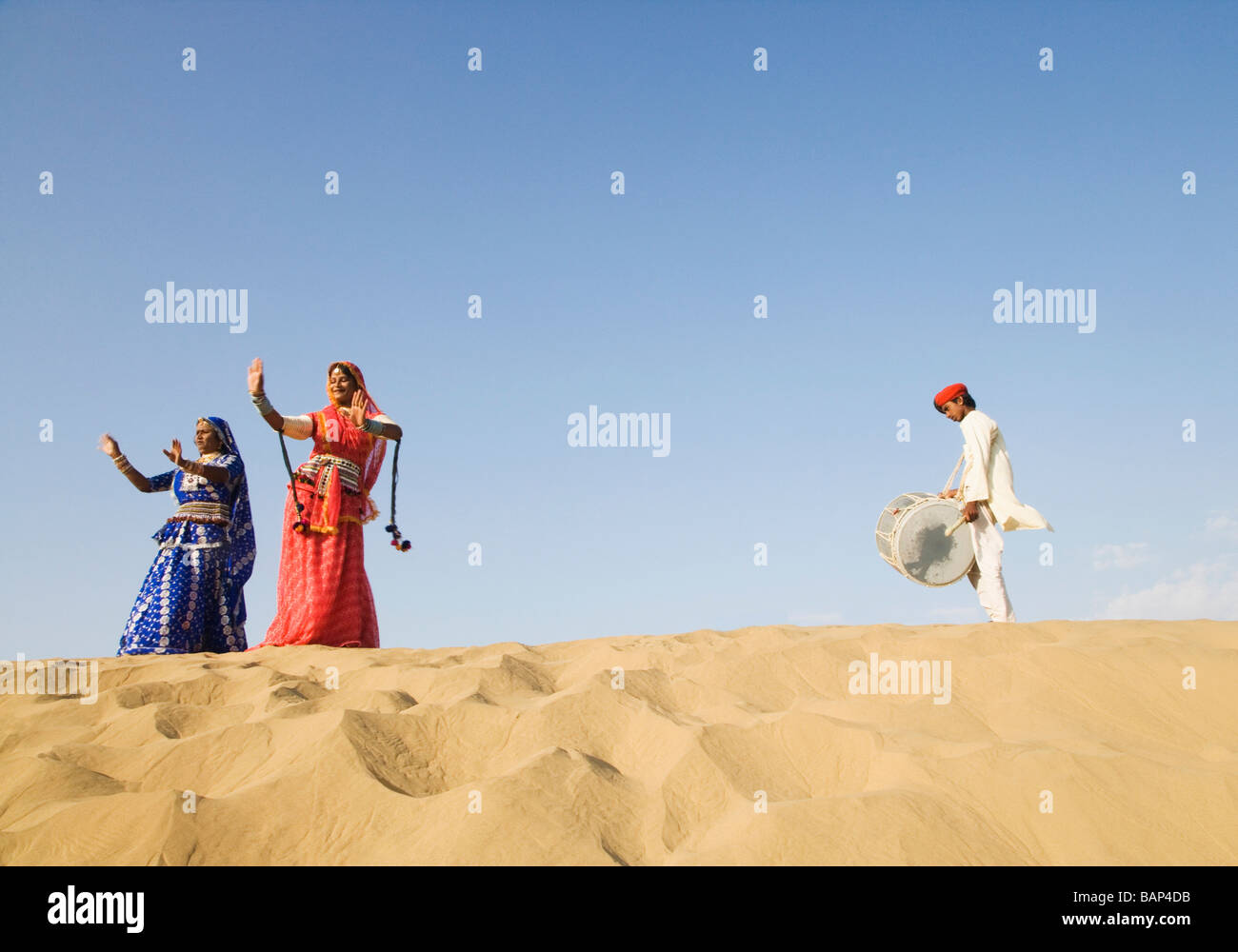 Rajasthani dance in desert hi-res stock photography and images - Alamy