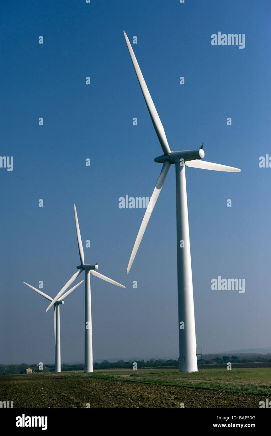 A wind turbine on Oxfordshire countryside run by a cooperative the ...