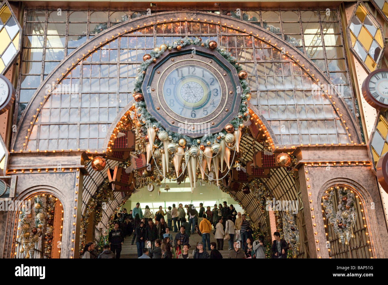 People at Harbour City Entry in Hong Kong - Entrance to Ocean Terminal ...