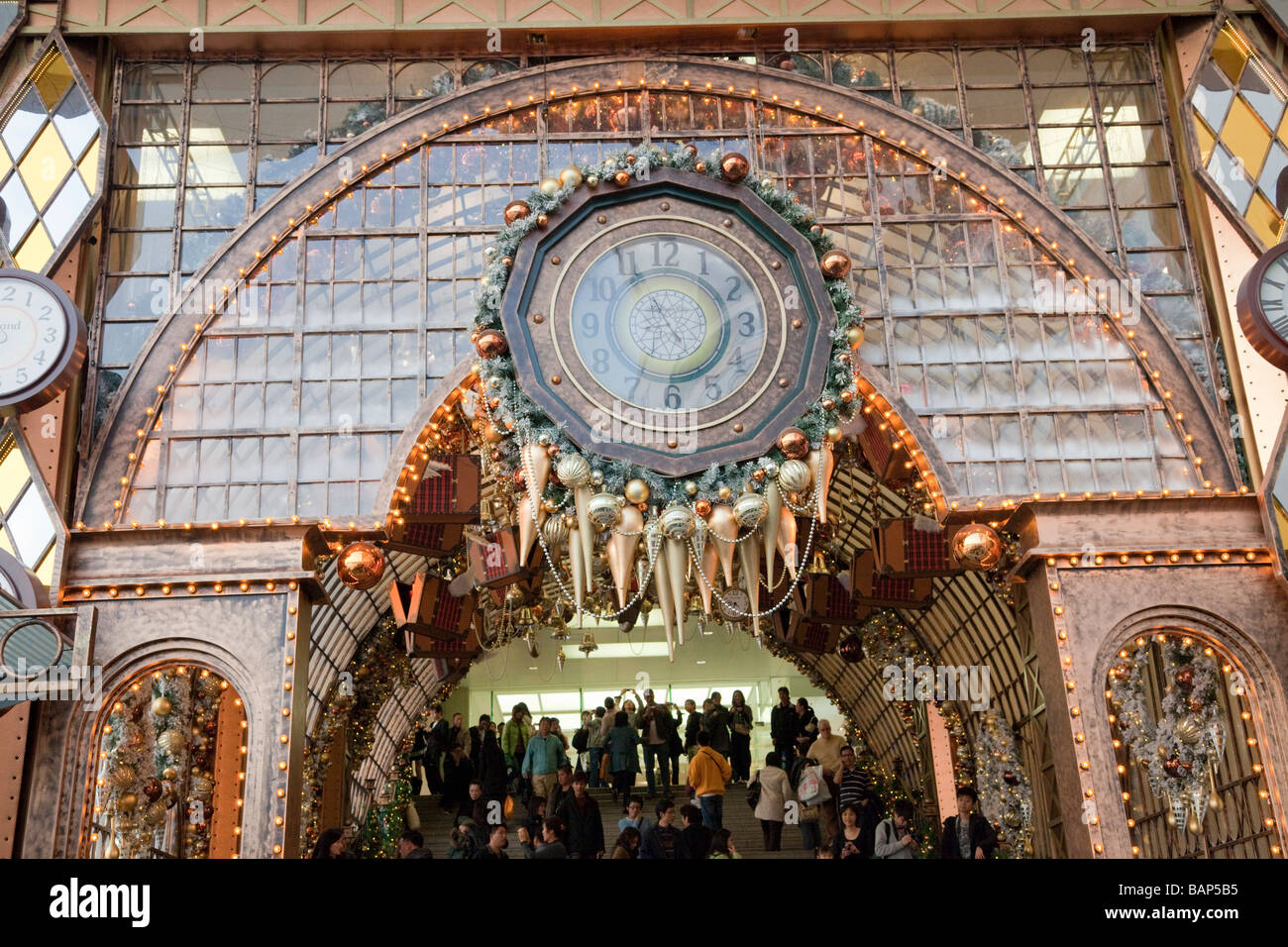 People at Harbour City Entry in Hong Kong - Entrance to Ocean Terminal ...