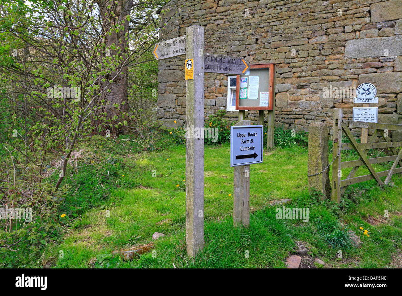 Wooden Pennine Way finger post at Upper Booth, Edale, Derbyshire, Peak ...