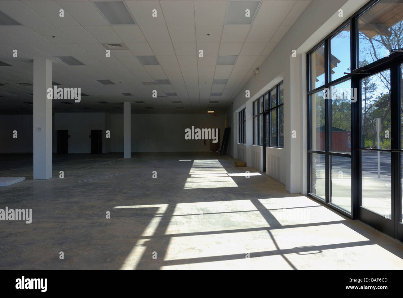 Empty store interior Stock Photo - Alamy