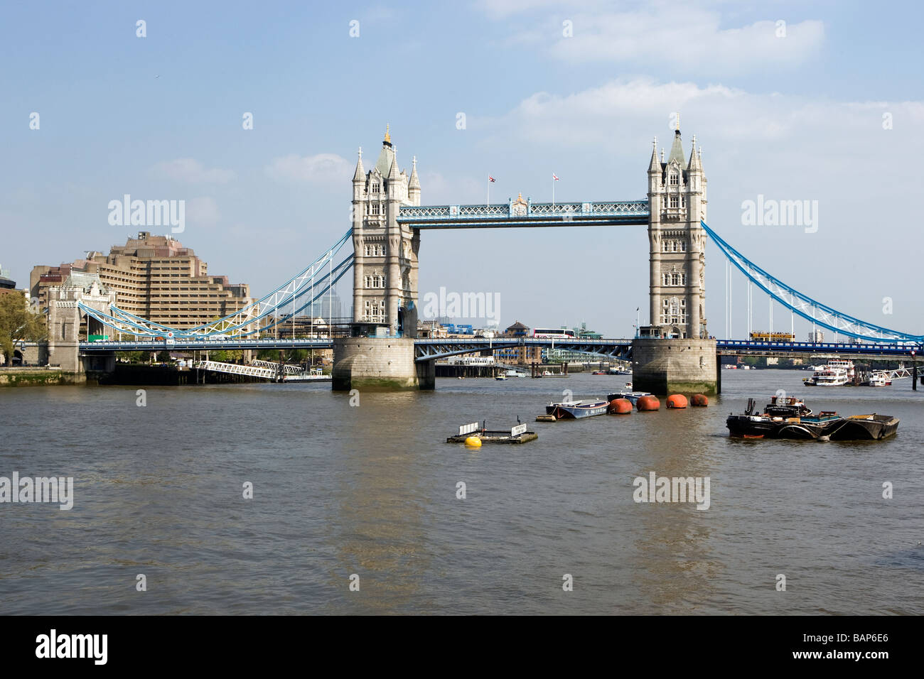 Ships london thames hi-res stock photography and images - Alamy