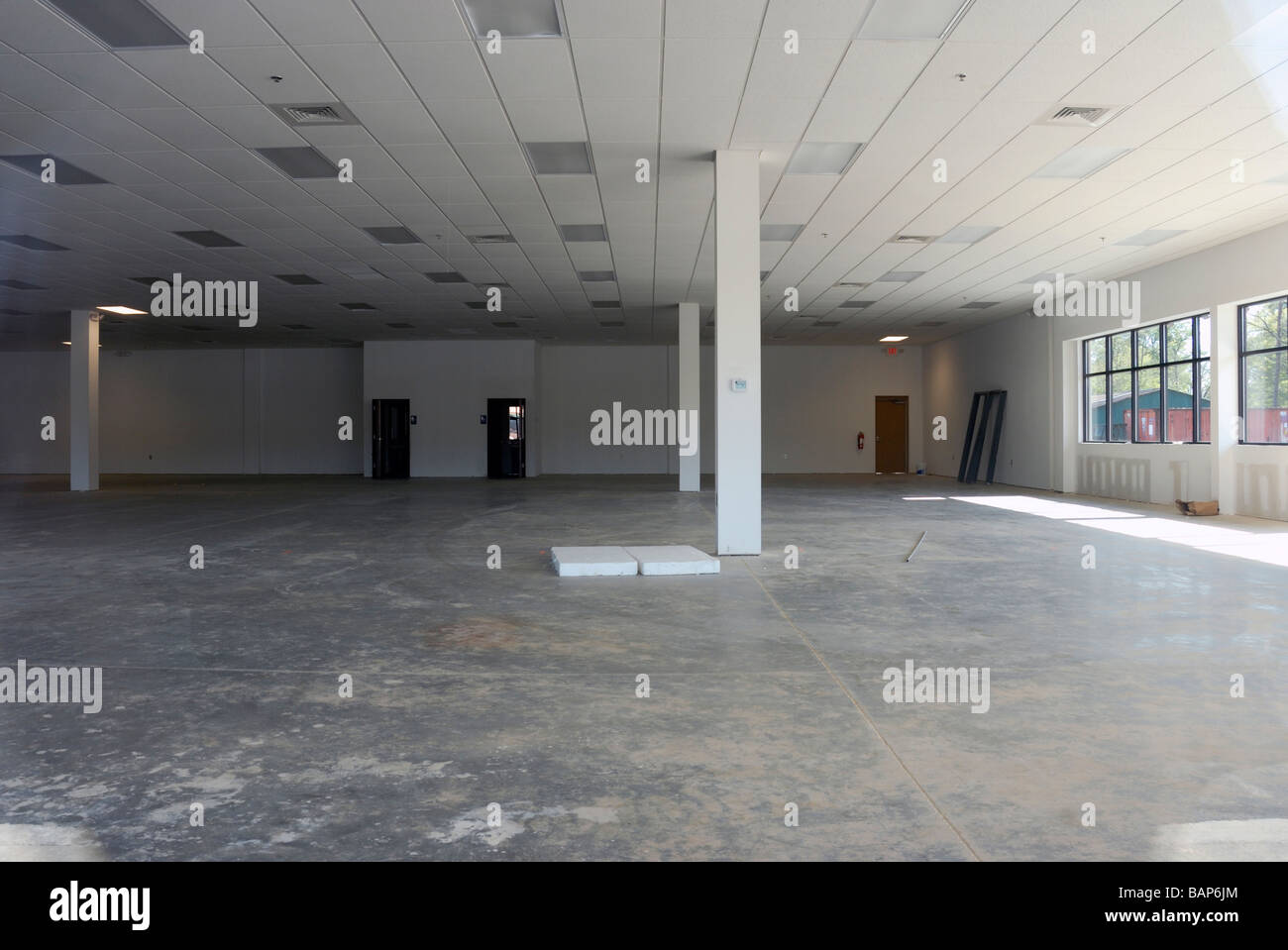 Empty commercial store interior Stock Photo - Alamy