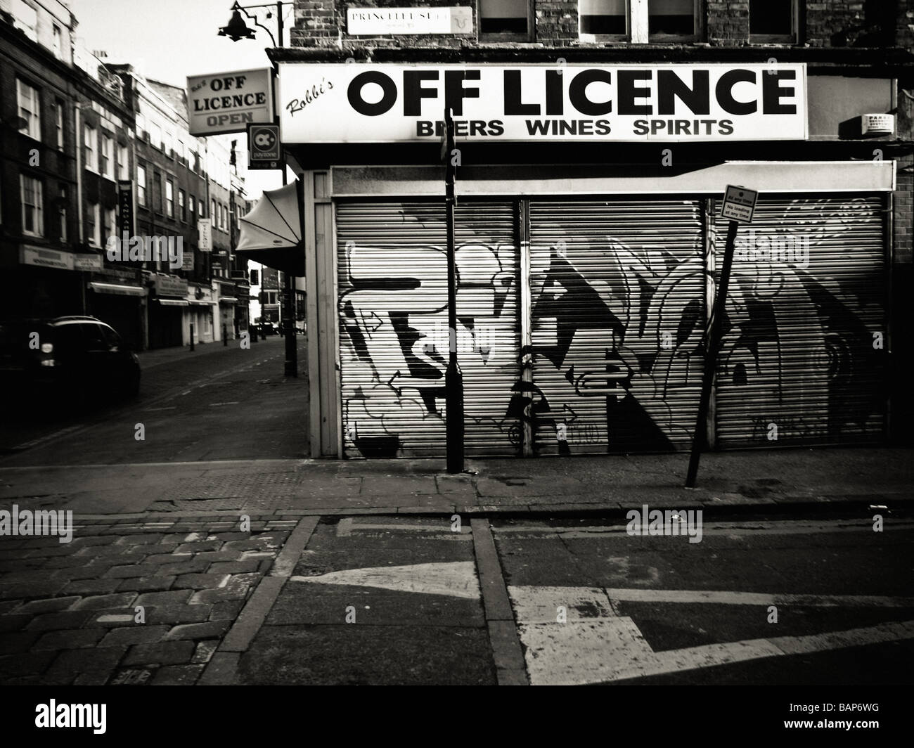 Off licence, Brick Lane, E1 Stock Photo - Alamy