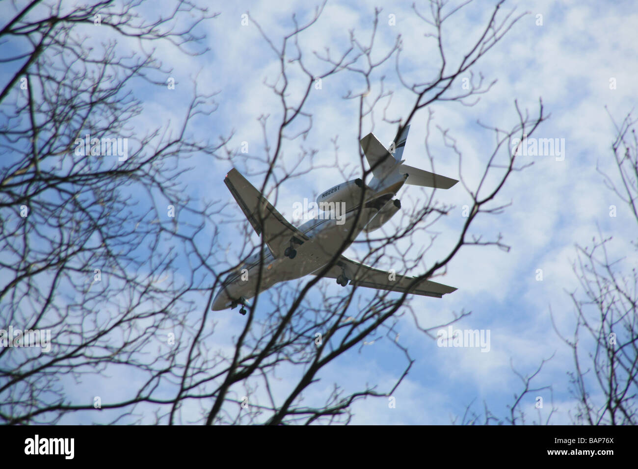 Airborne approach flying hi-res stock photography and images - Alamy