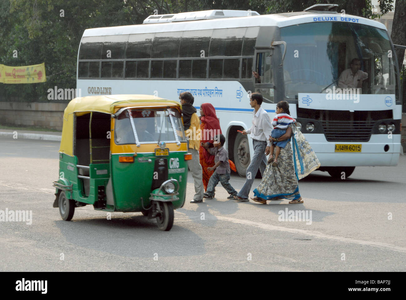 Crossing the road in busy traffic in Delhi India Stock Photo - Alamy