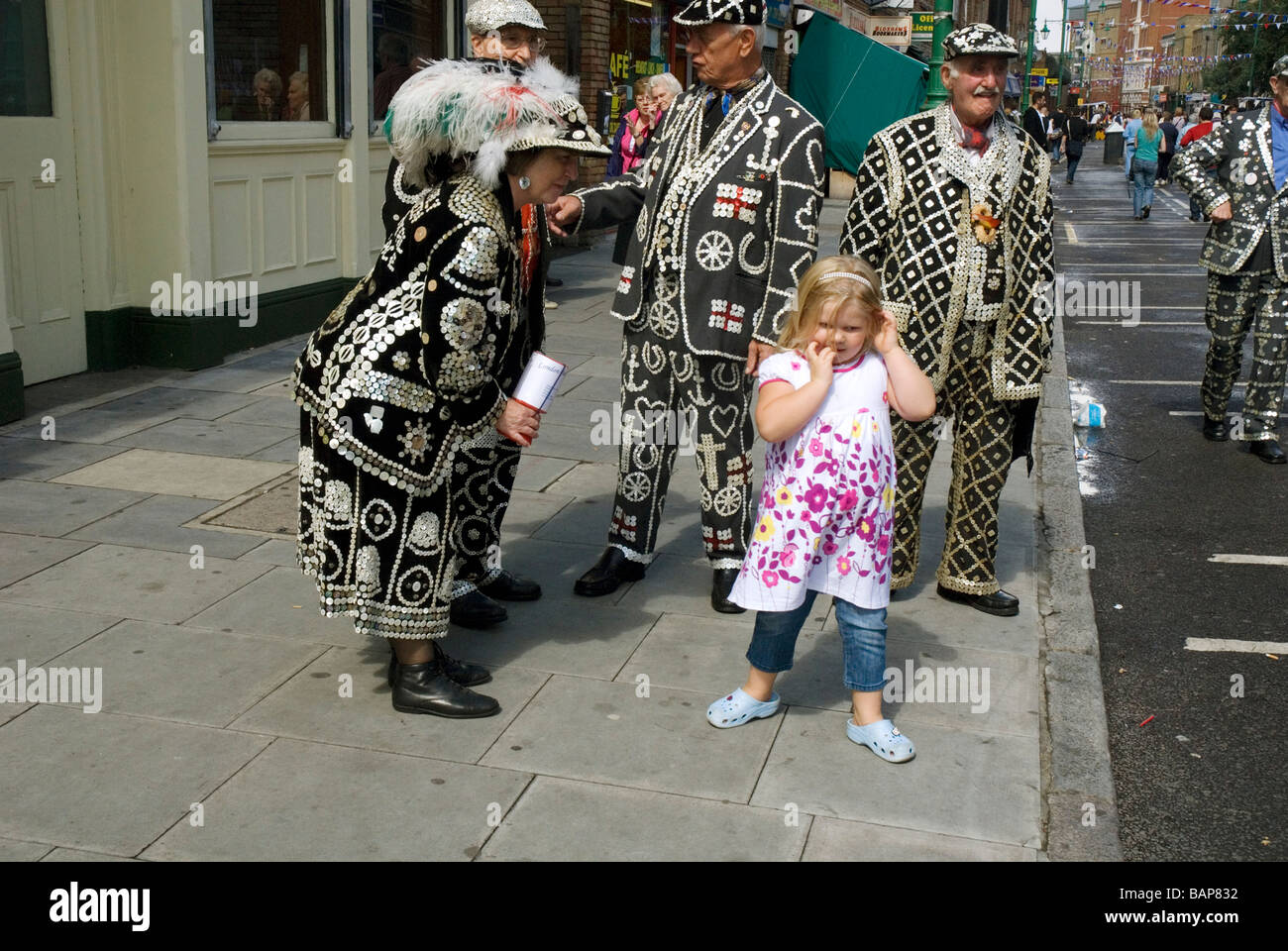 Traditional cockney costume hi-res stock photography and images - Alamy