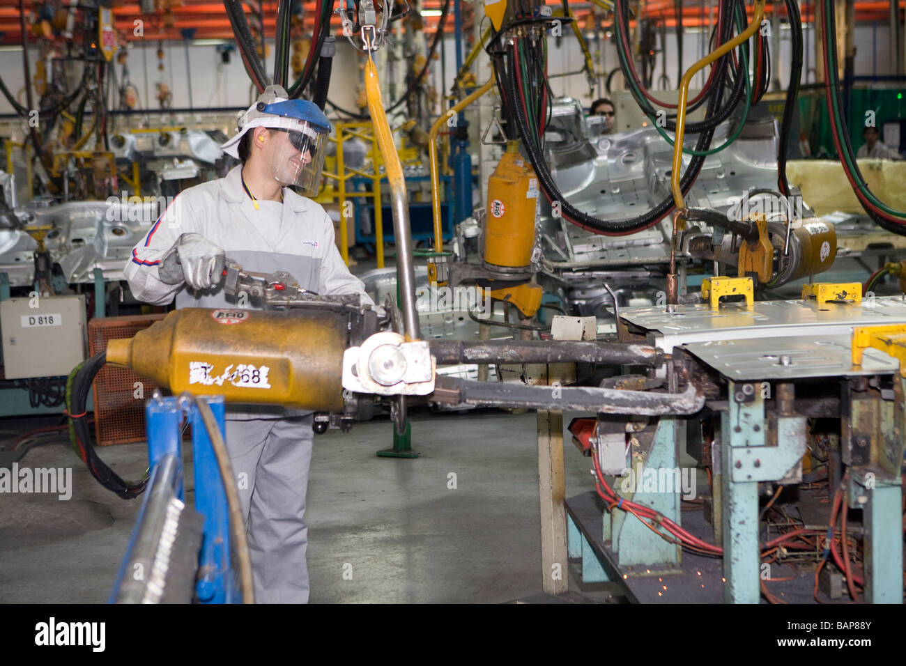 Peugeot citroen manufacturing mounting car hi-res stock photography and ...